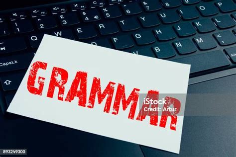 노트북 컴퓨터 키보드에서 사무실 클로즈업에서 문법 텍스트를 작성 복사 공간 검은 백그라운드에는 기본적인 규칙의 구문 문법 언어