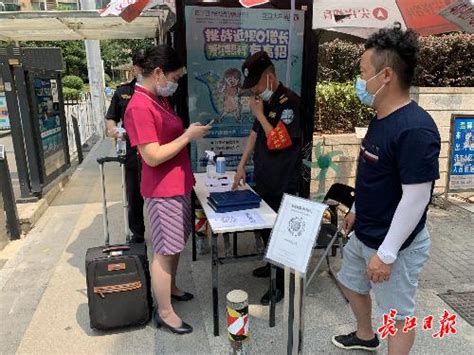 看到外出返汉居民问清行程，小区防控守好 入口关”