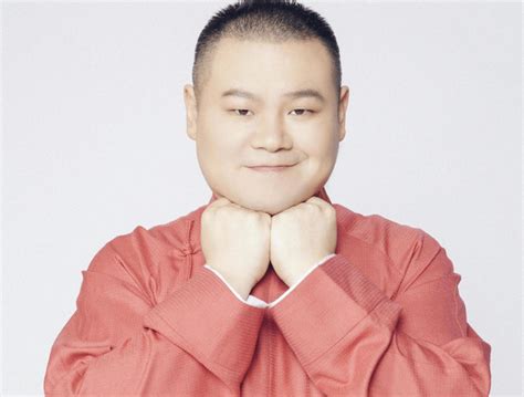 38岁岳云鹏两鬓已花白，大块斑秃似卤蛋，打球不受私生子风波影响减肥网友后脑勺