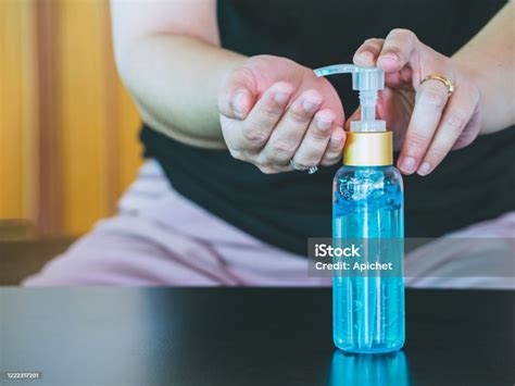 아시아 여성은 병에서 알코올 젤을 누르고 소독제 젤을 손 세척에 손을 씻고 세균 더러운 공기 오염 및 바이러스를 위해