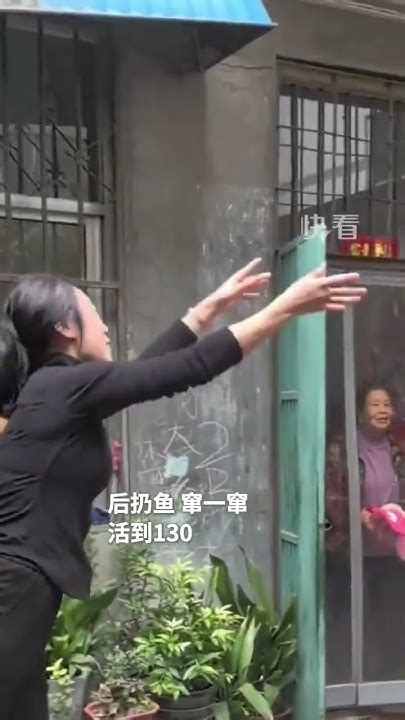 34歲女兒給73歲父親過生日，扔蔥 送酒 扔魚 給紅包 儀式感滿滿。女兒：破了這個坎 愿父親平安長壽 快看暖聞 Youtube