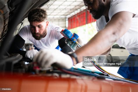 자동차 정비소에서 일하는 자동차 정비사 자동차의 에어컨 및 냉매 작동 검사 2명에 대한 스톡 사진 및 기타 이미지 2명 검사 보기 계기판 측정기 Istock