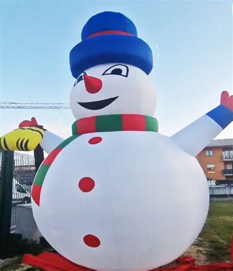Pupazzo Di Neve Gonfiabile Noleggio Mascotte E Gonfiabili