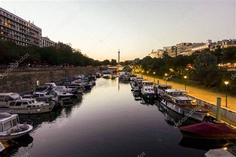 PAR S FRANCIA 10 De Julio De 2019 La Vista Nocturna De Un Parque P