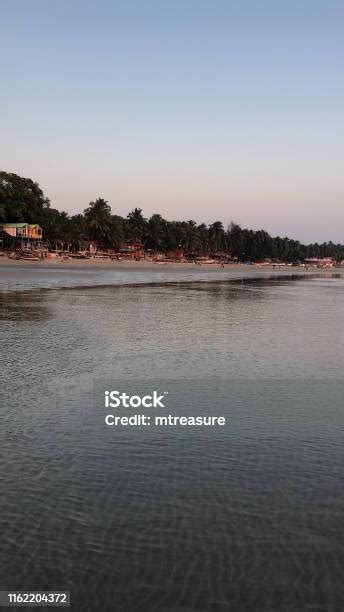 Gambar Pantai Tropis India Untuk Liburan Musim Dingin Di Luar Negeri Dengan Wisatawan Berjemur