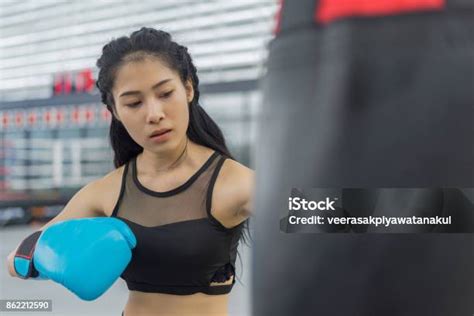 보여주는 연습 하 고 킥복싱 체육관에서 훈련에 피트 니스 여자 가냘픈에 대한 스톡 사진 및 기타 이미지 가냘픈 녹아웃