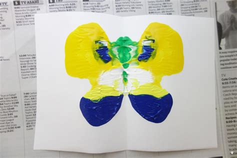 デカルコマニーのやり方〜絵の具で不思議な模様を作ろう！ 季節の工作アイデア集 こうさくポケット