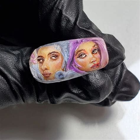 Retrato de maría becerra y camila cabello en Hasta los dientes pintado en una uña Instagram