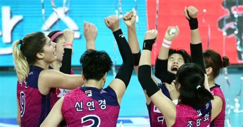 흥국생명 승리 세레모니하는 선수들