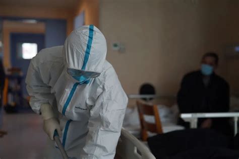 在现场 我在武汉清理医疗垃圾：不置身事外，所有人才能得救 搜狐大视野 搜狐新闻
