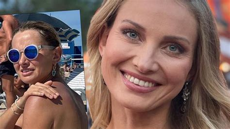 Joanna Moro Topless Chwyta Promienie Słońca Na Publicznej Plaży