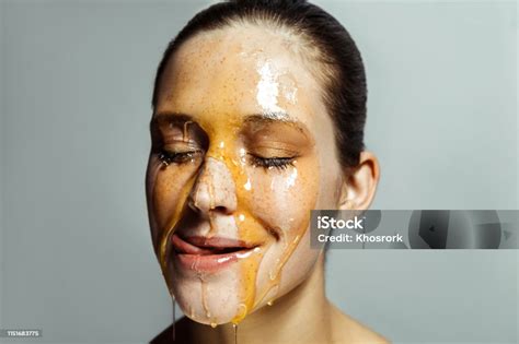 얼굴에 주 근 깨와 꿀 아름 다운 젊은 갈색 머리 여자의 초상화 혀 밖으로 닫힌 된 눈과 열정으로 핥 아 갈색 머리에 대한 스톡 사진 및 기타 이미지 Istock