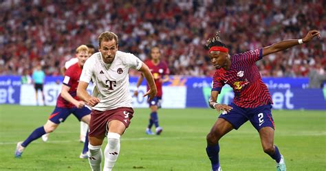 라이프치히 선수 따돌리고 드리블하는 해리 케인