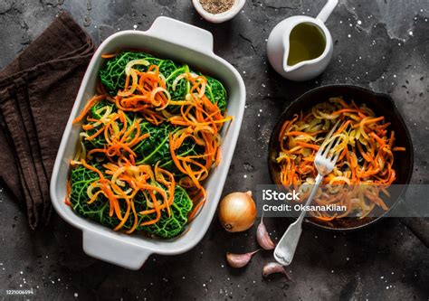 요리 채식 맛있는 점심 구운 사보이 양배추 박제 매운 벌거 어두운 배경에 베이킹 팬에 사보이 양배추 벌거 롤 상단보기 바로 위에 대한 스톡 사진 및 기타 이미지 Istock
