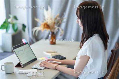 部屋でタブレットpcを操作する若い日本人女性 （人物）の写真素材 195158699 イメージマート