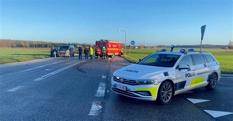 Vej spærret i begge retninger lastbil i sammenstød med knallert