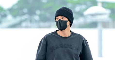 찬열 비니로 완성한 공항패션 사진