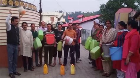 पेयजल के लिए मचा हाहाकार लोहाघाट में ग्रामीणों ने किया खाली बर्तनों के