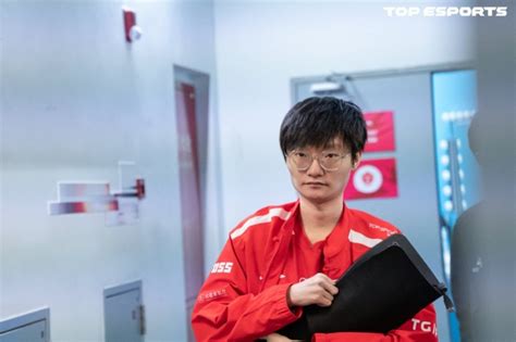 Tes赛前返图：tian新发型神色凝重 双c严肃以待 直播吧