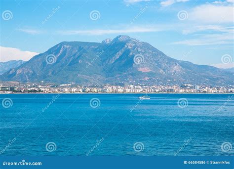 Взгляд к горам и морю от прогулки в центе Стоковое Фото изображение