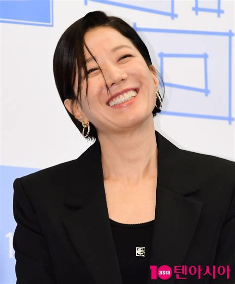 전혜진 故이선균 사망 후 첫 근황나른한 오후 덤덤한 표정 속 복귀 시동 Ten이슈 텐아시아