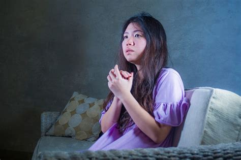 젊은 슬 프 고 우울 아시아 한국 여성 가정 소파 소파 눈물에 절망과 고통 불안 및 우울증 느낌 통증 관계에 외로운 인생 문제 개념 무기력 감정에 대한 스톡 사진 및 기타