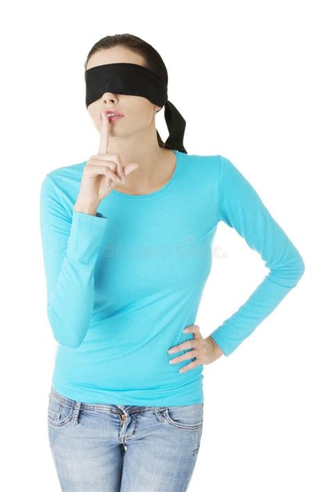 Femme Les Yeux Band S Avec Des Mains Derri Re Elle De Retour Photo Stock Image Du Mode