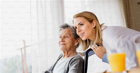 가정 방문 중 건강 방문자 및 노인 여성 휠체어를 탄 노인 여성과 이야기하는 간호사 사진 Unsplash의 집 이미지