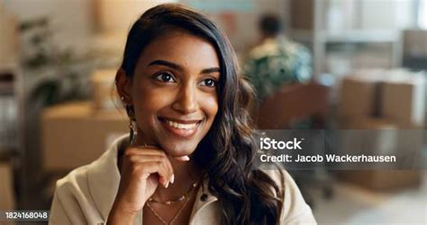 여성 생각과 행복 소기업 배송 상자 및 제품 공급망 직송 사무실 및 직원 문제 해결 또는 재고 재고 또는 계획 배송을 위한