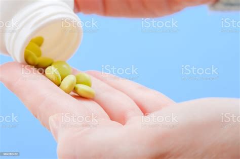 병에서 환 약 여자 쏟아지는를 닫습니다 의학 및 건강 관리 건강관리와 의술에 대한 스톡 사진 및 기타 이미지 건강관리와 의술