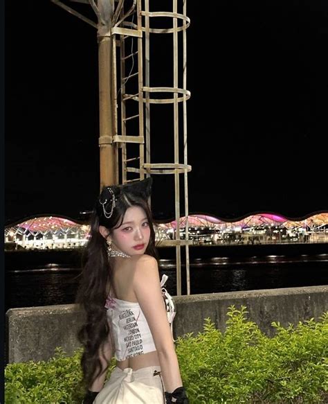 장원영 옷에도 예쁜 내 얼굴 홍콩의 밤 밝힌 형광등 피부 스타와 패션