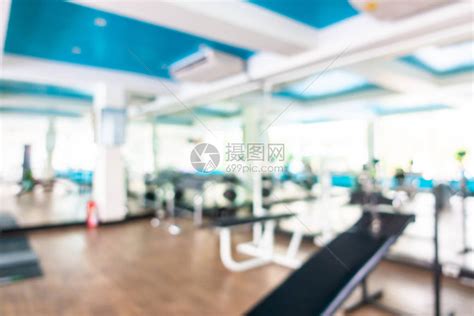 摘要模糊的健身房内室有健身设备高清图片下载 正版图片504514873 摄图网