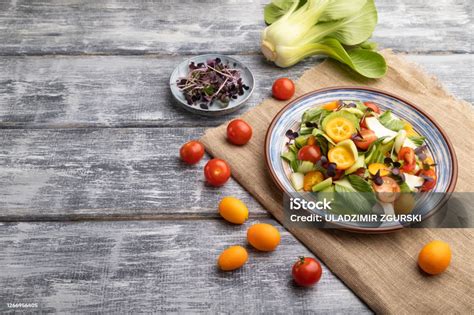팩 최 양배추 키위 토마토 금콰트 회색 나무 배경과 린넨 직물에 마이크로 그린 새싹의 채식 샐러드 측면 보기 복사 공간 0명에 대한 스톡 사진 및 기타 이미지 Istock