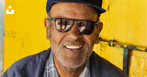 Foto Hombre Con Chaqueta De Cuero Negro Con Gafas De Sol Negras