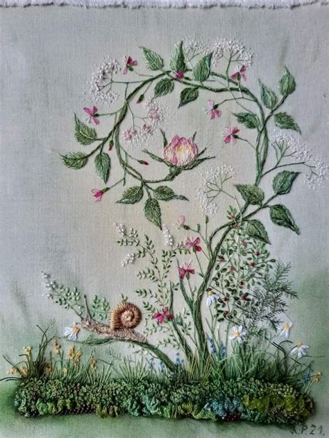 Работа с вышивкой картина с цветами и улиткой