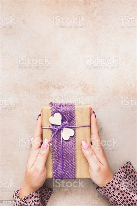 여 자가 보라색 삼 베 리본으로 포장 하는 선물 상자를 들고 갈색에 대한 스톡 사진 및 기타 이미지 갈색 개념 공예 Istock