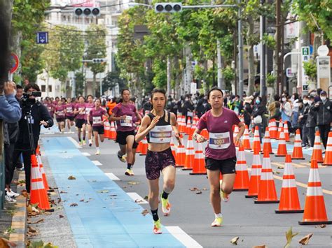 中高生と競った田中希実選手（写真中央）＝渋谷の公道で初の1マイルレース シブヤ経済新聞