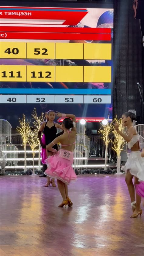 Рояал дэнс клубын Үндэсний бүжгийн сараар хамтдаа хийж байгаа бие халаах дасгалуудаа