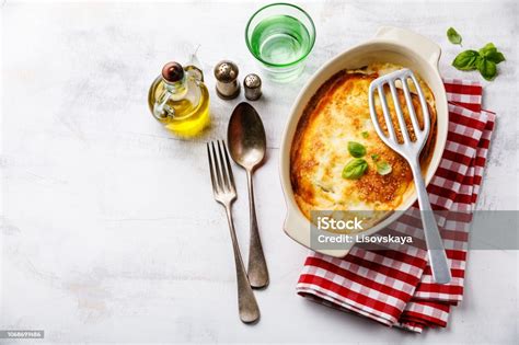 흰색 나무 배경 복사 공간에 라자 냐 Bolognese 전통적인 이탈리아 요리 바 질 잎 라자냐에 대한 스톡 사진 및 기타