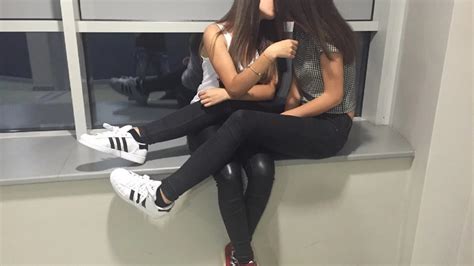 Картинка на рабочий стол девушки две лесби лесбиянки окно поцелуй леггинсы обтяг шатенка