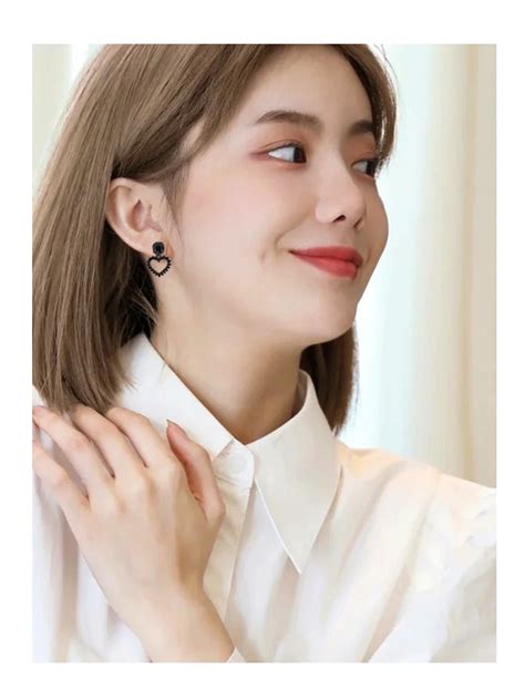 轻奢小众设计感甜酷黑色锆石爱心耳钉耳环简约复古少女耳饰气质 虎窝淘