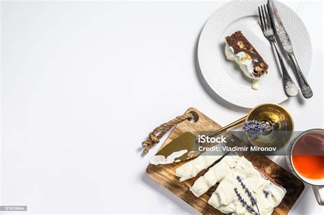 호두와 초콜릿을 곁들인 갓 구운 맛있는 바나나 빵 흰색 배경입니다 맨 위 보기입니다 복사 공간 갈색에 대한 스톡 사진 및 기타