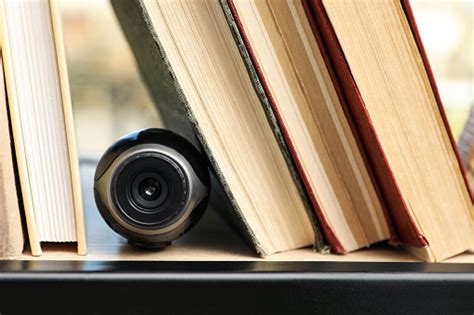 실내의 나무 선반에있는 책 사이에 숨겨진 카메라 클로즈업 0명에 대한 스톡 사진 및 기타 이미지 0명 갇힌 감시 Istock