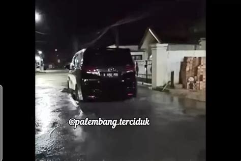 Viral Mobil Alphard Pelat B Terobos Jalan Yang Baru Dicor Di Palembang