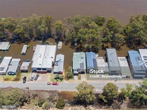 조감도 머레이 강의 볼토에 있는 판잣집과 주택을 침수시키는 홍수 전진 사우스 오스트레일리아 주에 대한 스톡 사진 및 기타 이미지 사우스 오스트레일리아 주 태양전지판