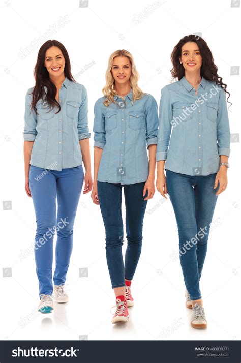 47171 Three Girls Standing Immagini Foto Stock E Grafica Vettoriale