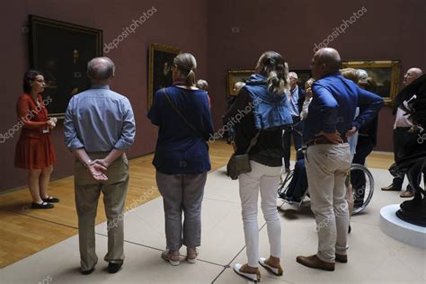 Visitantes hacen un recorrido en los Museos Reales de Bellas Artes de Bélgica en Bruselas el