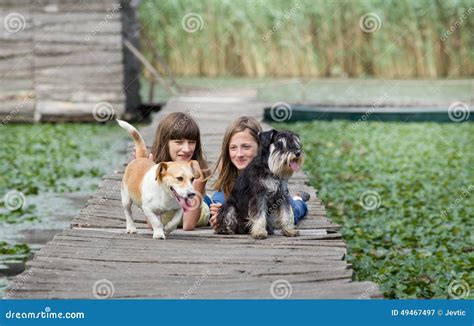 Fille Avec Des Crabots Image Stock Image Du Famille 49467497