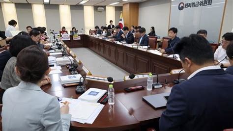 내년 최저임금 노사 격차 1330원간격 좁히기 진통