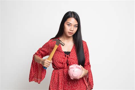 돼지 동전 은행과 망치와 아시아 여자입니다 귀여운에 대한 스톡 사진 및 기타 이미지 귀여운 금융 동전 Istock